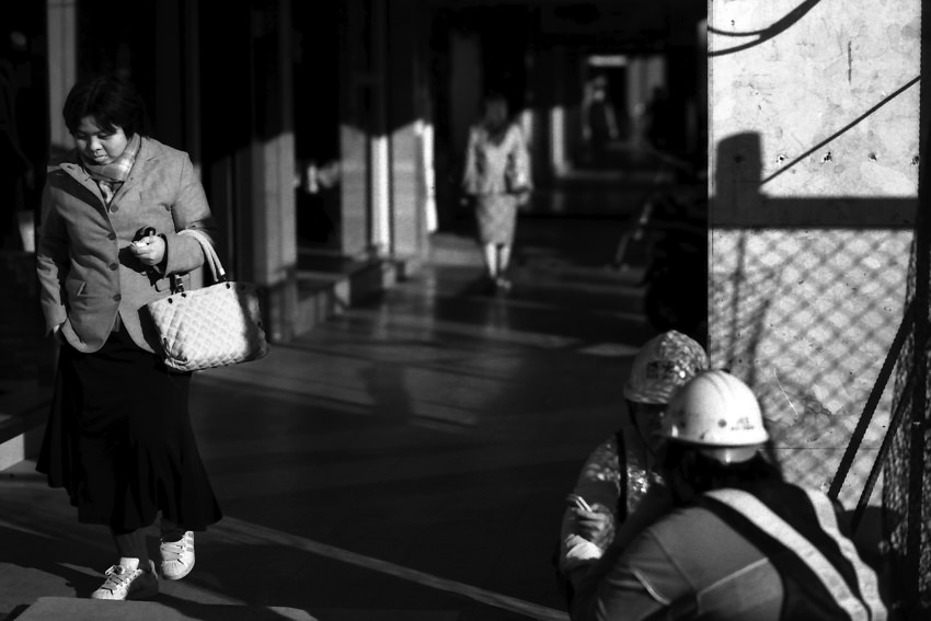 [Taipei, Taiwan] Woman Walking With Her Head Down | Photo by awazo.com