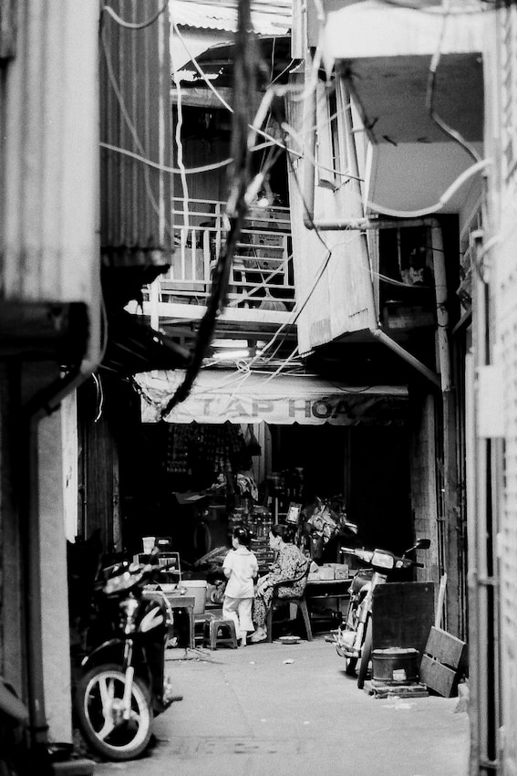[Ho Chi Minh City, Vietnam] Storefront In The Lane | Photo by awazo.com