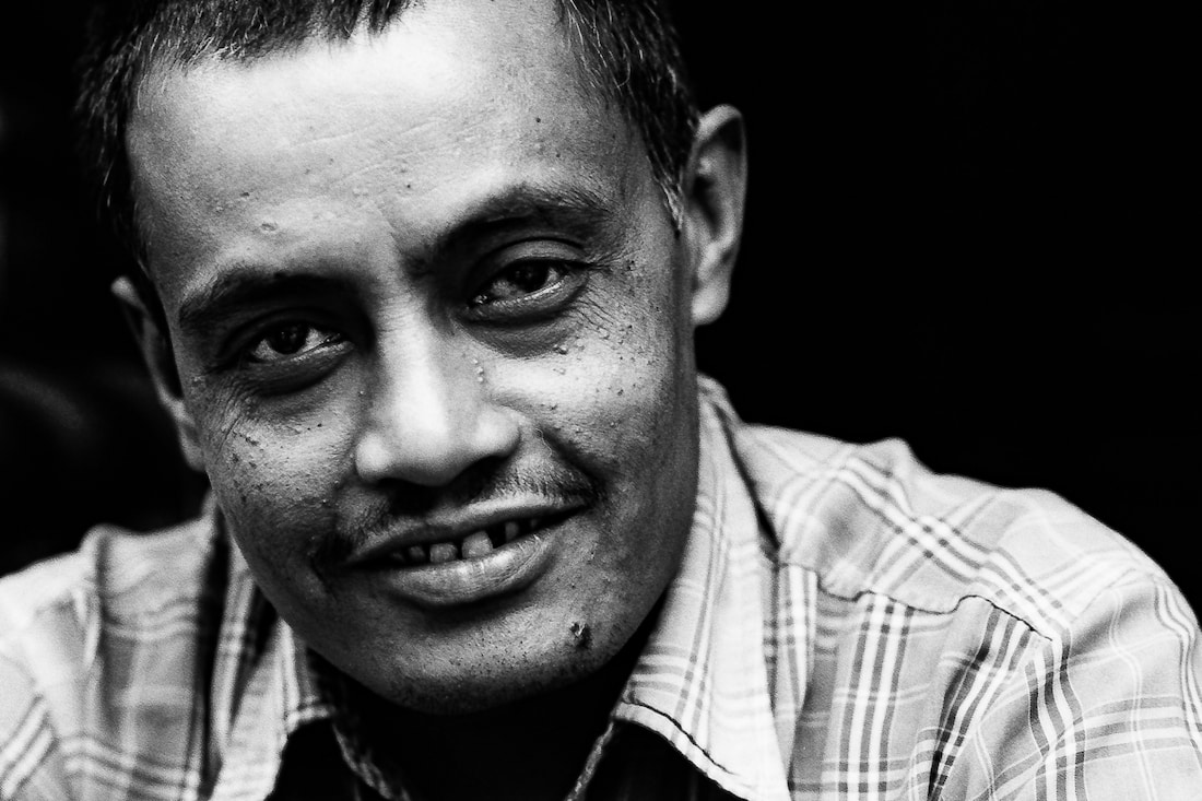 [Kathmandu, Nepal] Grinning Man | Photo by awazo.com