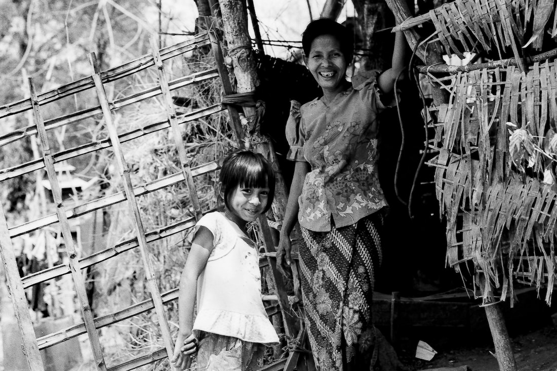 [Pyay, Myanmar] Girl And Her Mother At The Entrance | Photo by awazo.com
