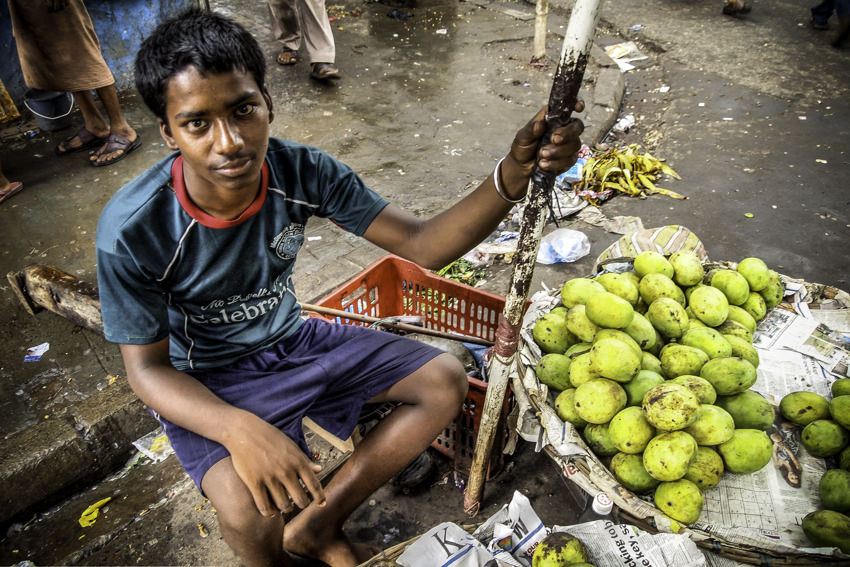 [Kolkata, India] Boy Selling Mangoes | Photo by awazo.com