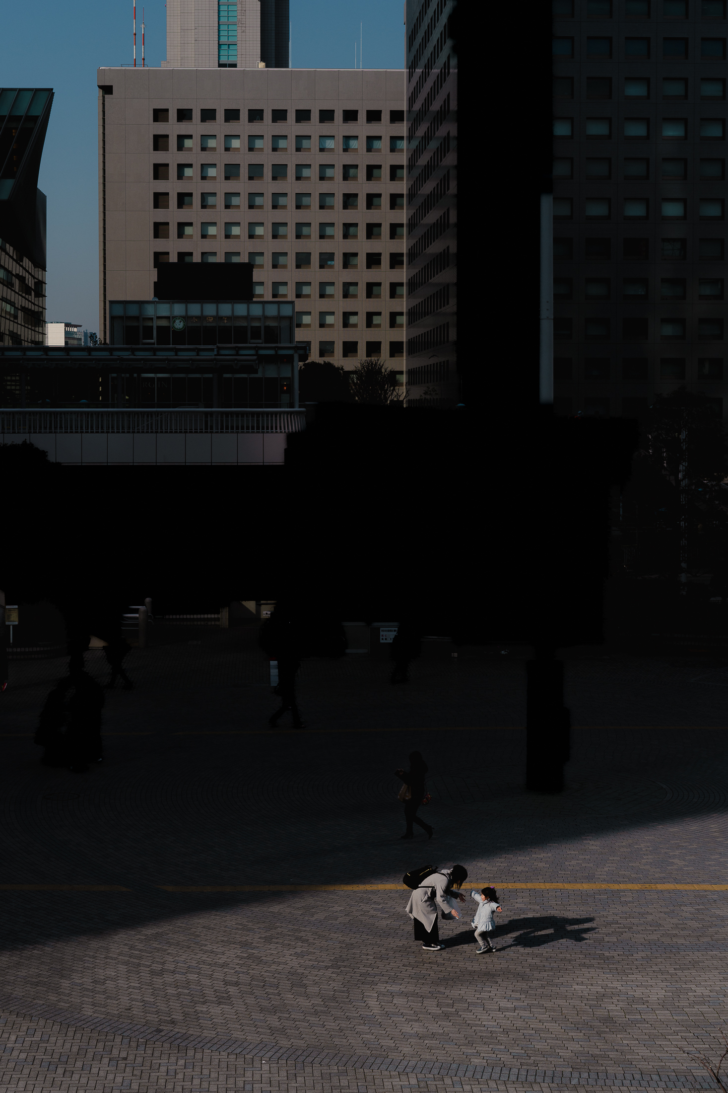 [Shinagawa, Tokyo] The Girl Was Jumping Into Her Mother's Outstretched ...
