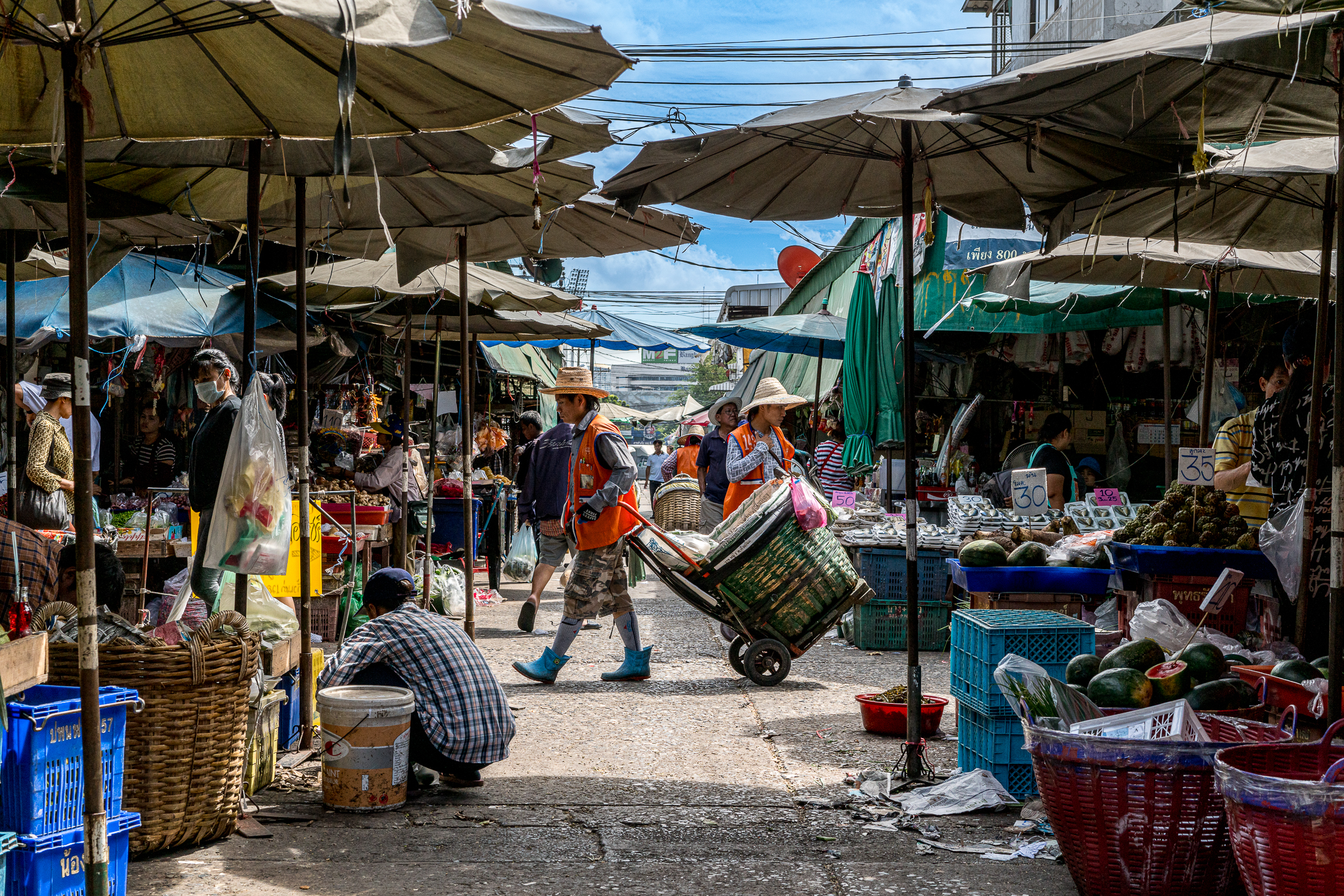 [Khlong Toei Market, Bangkok] The People Wearing Hats And Conspicuous ...