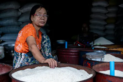 Woman Selling Rice [Myanmar] Travel, Photo and Essay by Tetsu Ozawa