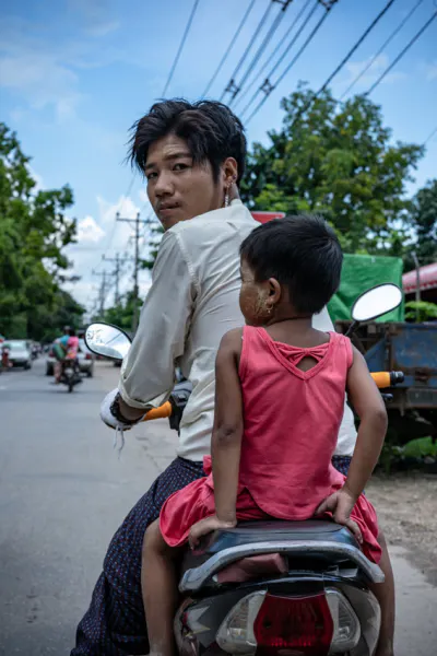 Father Looking Back [Myanmar] Travel, Photo and Essay by Tetsu Ozawa