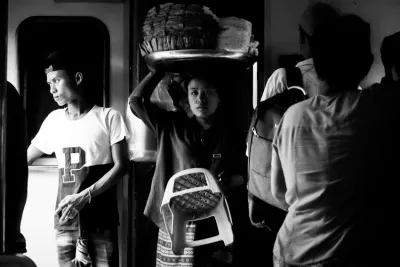 Peddler On Train [Myanmar] Travel, Photo and Essay by Tetsu Ozawa