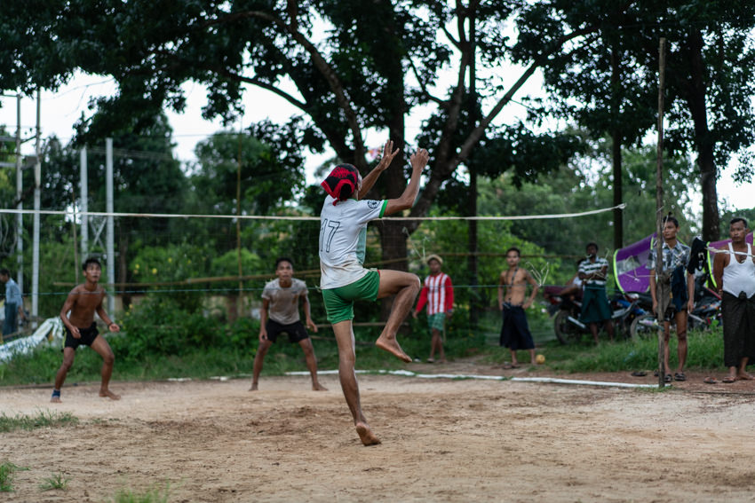 Young Man Jumping [Myanmar] Travel, Photo and Essay by Tetsu Ozawa
