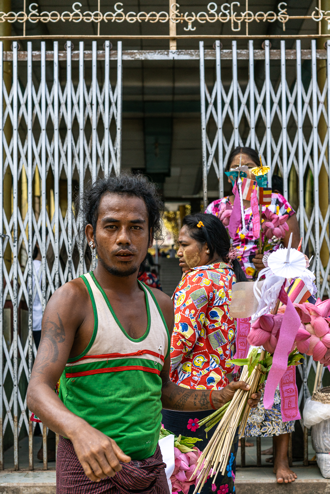 [Shwemawdaw Pagoda, Bago] People In Myanmar Seem To Offer Flowers ...