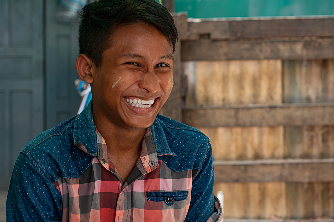 [Myanmar] When The Young Man Saw Me Holding Up The Camera, He Burst Out ...