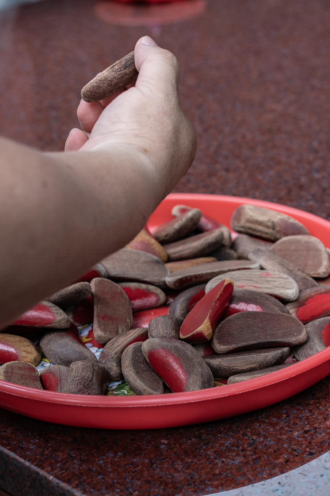 [Lungshan Temple, Taipei] In Poe Fortune-telling, You Grab Two Poes And ...