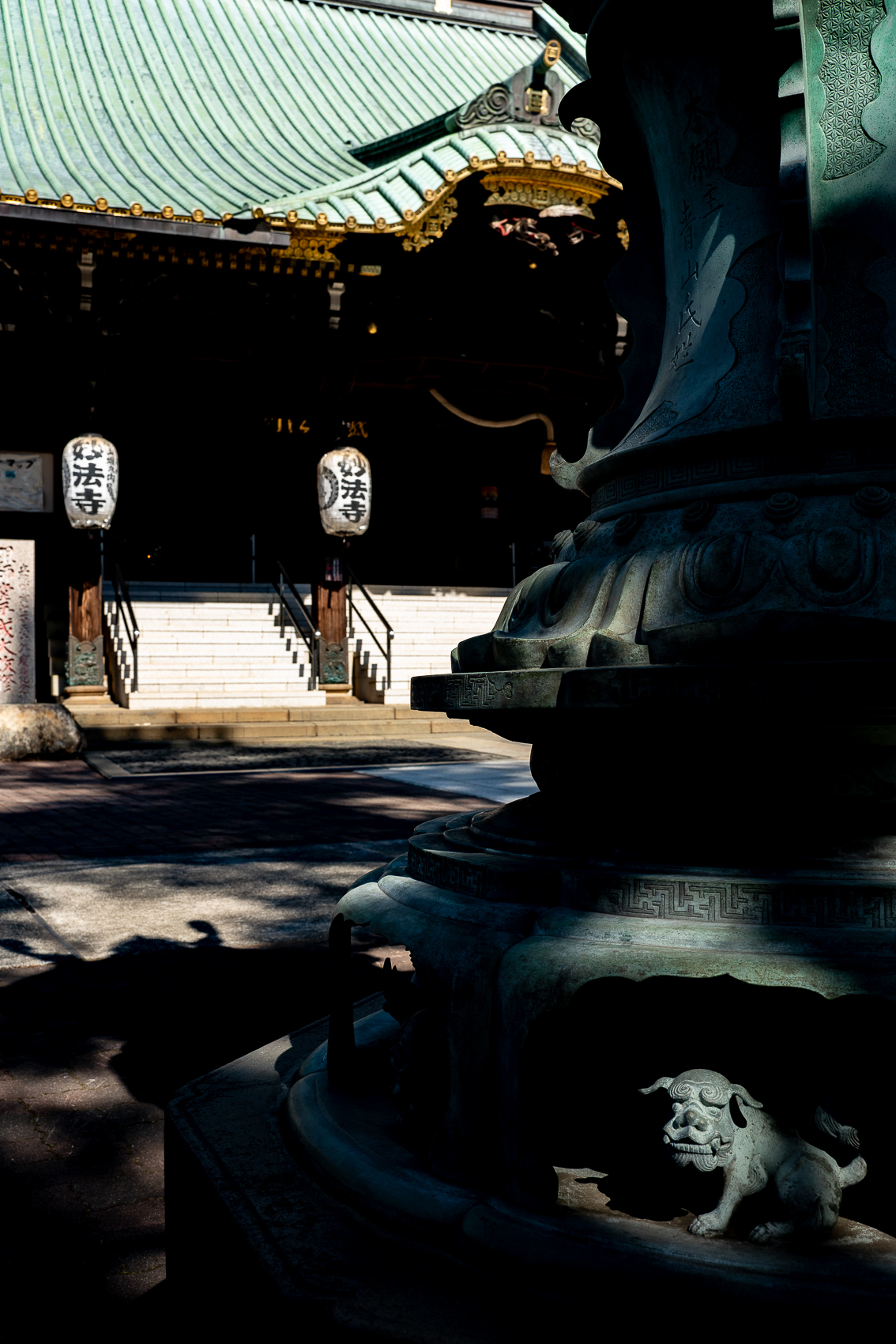 [Myoho-ji Temple, Tokyo] Lion Casting A Quizzical Glance At The Lantern ...