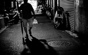 Man Carrying A Plastic Bag (Taiwan) | BOXMAN fotologue